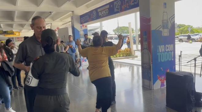 Al ritmo de la salsa con la orquesta de la Policía y uniformados con competencias bilingües ...